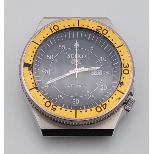 A SEIKO 5 AUTOMATIC WRIST WATCH WATERPROOF TO 200 METERS (NO STRAP)