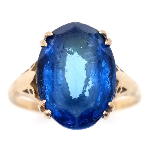 A 9K Yellow Gold Blue Stone Ring. Size R. 3.12g