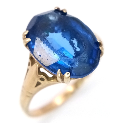 A 9K Yellow Gold Blue Stone Ring. Size R. 3.12g