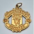 A 9K YELLOW GOLD MANCHESTER UNITED FOOTBALL CLUB PENDANT. 1.6G, 22mm ...