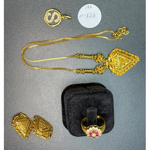 WITHDRAWN - A LOT OF MIXED GOLD JEWELLERY: 1/ A 20K GOLD NECKLACE AND ...