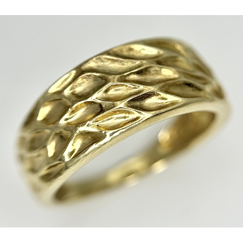 A 9K Yellow Gold Bark Effect Ring. Size Q. 4g.