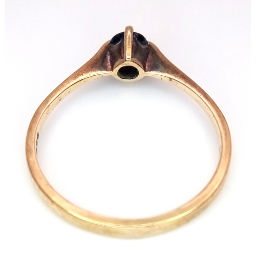 A 9K GOLD RING WITH A CLAW SET SAPPHIRE SOLITAIRE STONE. 1.4gms size M