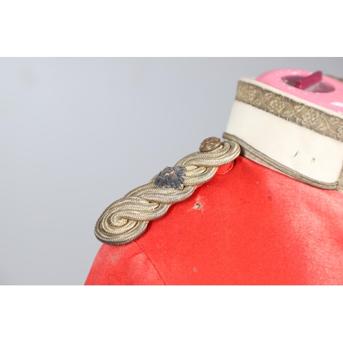 AN EARLY 20TH CENTURY SCARLET TUNIC FOR THE WORCESTER REGIMENT. A ...