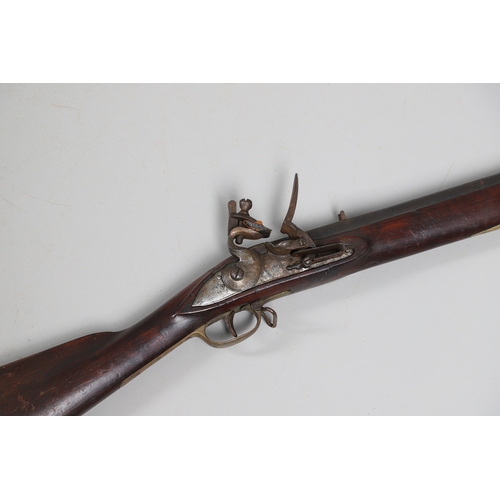 AN EARLY 19TH CENTURY BRITISH INDIA PATTERN 'BROWN BESS' TYPE FLINTLOCK ...