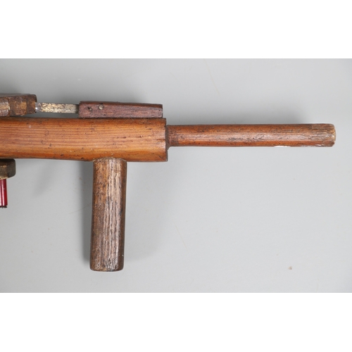 A MID 20TH CENTURY CHILD'S TOY GUN. A home-made child's toy gun with ...