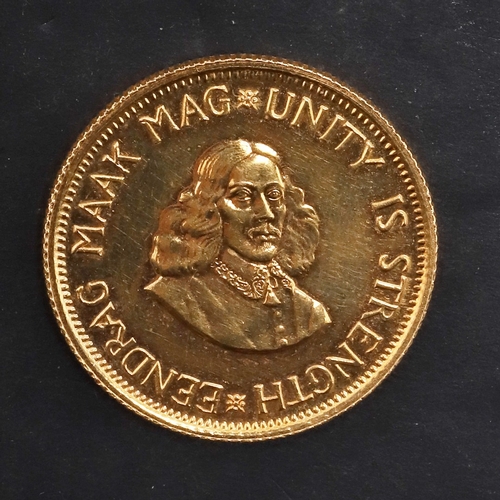 A SOUTH AFRICAN TWO RAND GOLD COIN, 1967. A two rand gold coin, 'unity ...