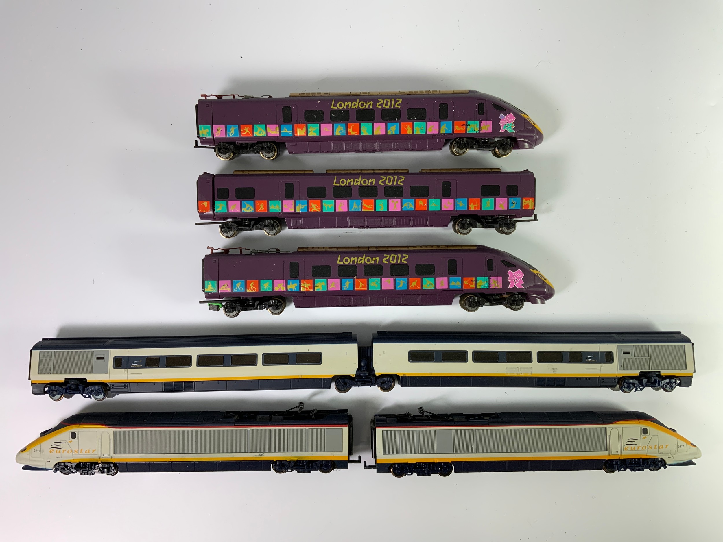 MODERN TRACTION, A H0 EUROSTAR SET, POWER CAR, DUMMY, 2. COACHES PLUS ...