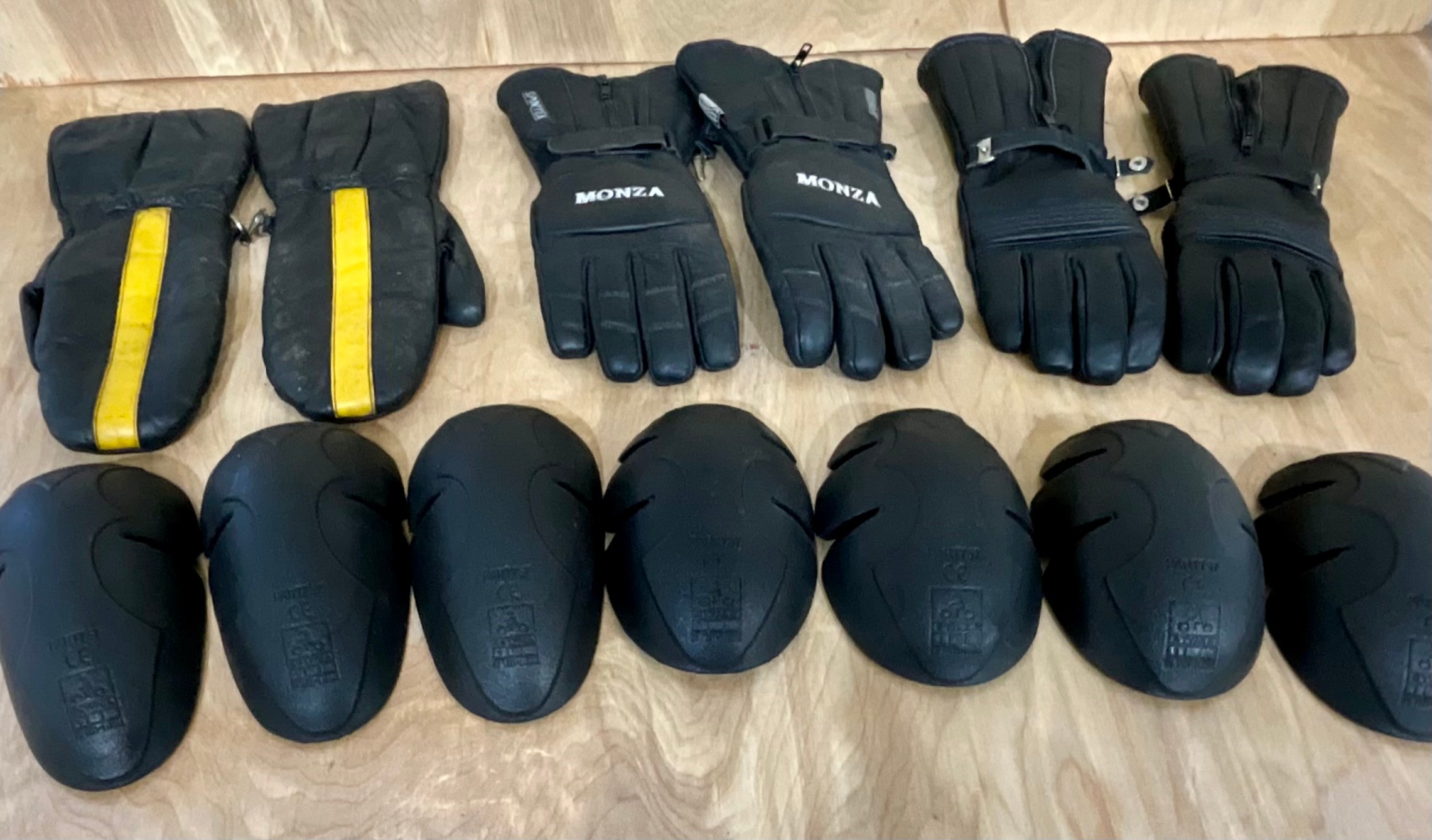 2 PAIRS LEATHER MOTORCYCLE GAUNTLETS, A PAIR OF LEATHER MOTORCYCLE MITS ...