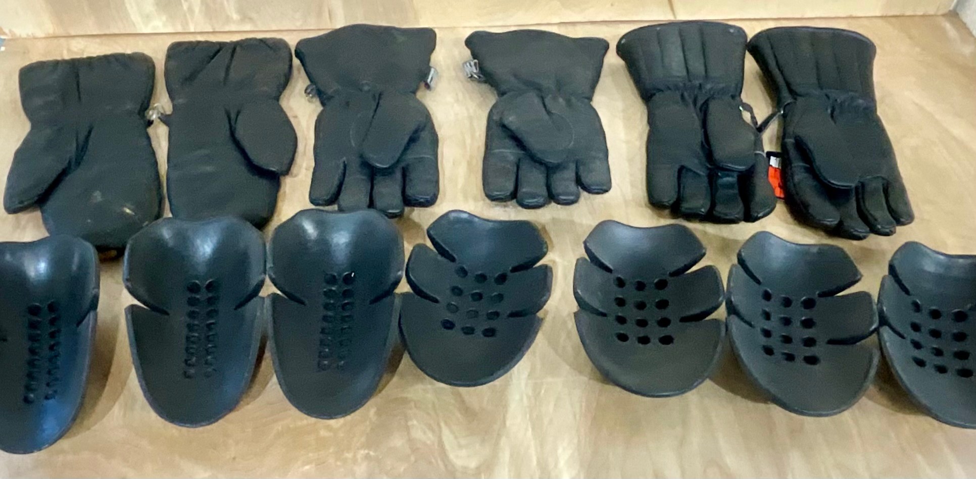 2 PAIRS LEATHER MOTORCYCLE GAUNTLETS, A PAIR OF LEATHER MOTORCYCLE MITS ...