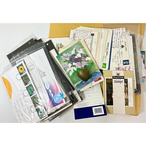 STAMP INTEREST, A LARGE BOX OF ASSORTED STAMPS, NOTED 1886 YEAR BOOK GB ...