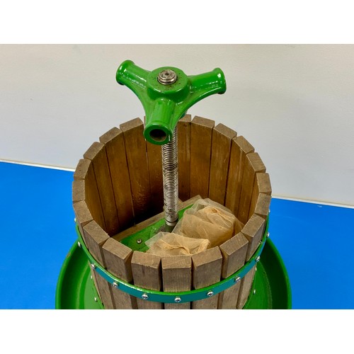 SMALL CIDER OR FRUIT PRESS