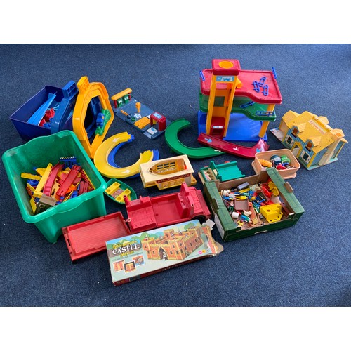 COLLECTION OF CHILDRENS EARLY YEARS PLASTIC TOYS