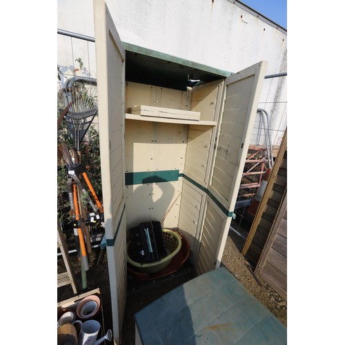 Upright storage unit