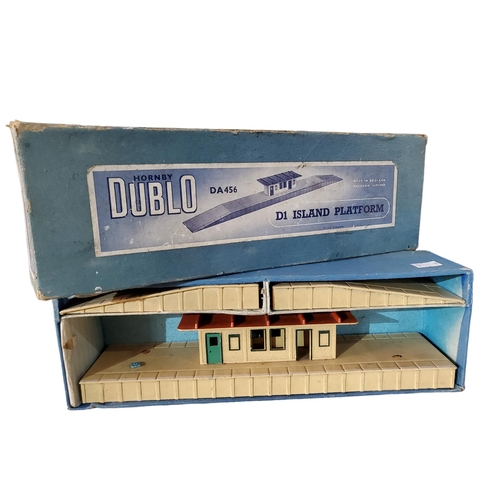 HORNBY DUBLO DA456 D1 ISLAND PLATFORM COMPLETE WITH BOX.