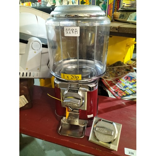 Retro style BEAVER 20P sweet machine with key. Great condition.