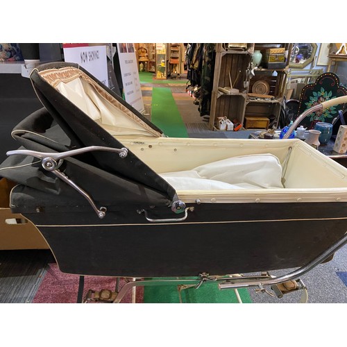 Vintage Marmet pram with spring chassis. No apron