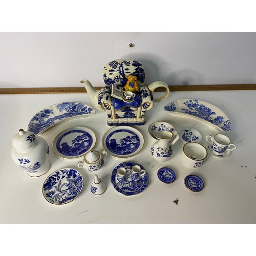 Paul Cardew design Real Olde Willow teapot by Royal Doulton plus a ...