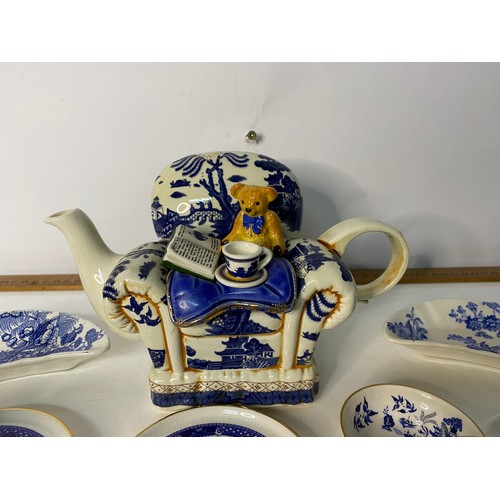 Paul Cardew design Real Olde Willow teapot by Royal Doulton plus a ...