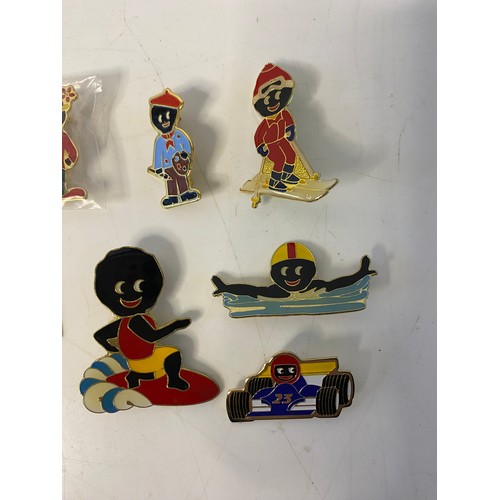 10 x vintage Golly badges.