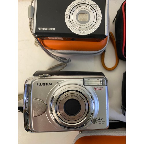 Collection of 5 x cameras, a Vivitar Vivicam F128, a Traveler SW-12, a ...