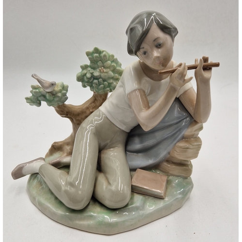 LLADRO PORCELAIN Large 20.5cm x 19.5cm x 14cm CHARACTER FIGURINE OF A YOUNG BOY PLAYING A FLUTE"STUD