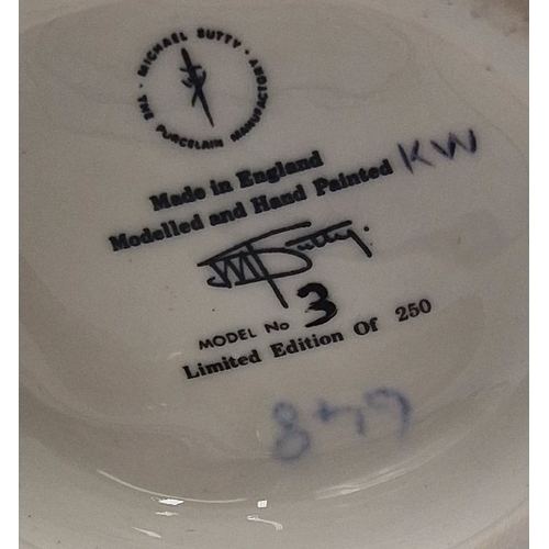 MICHEAL.J.SUTTY PORCELAIN Large 19cm CHARACTER FIGURINE "ROYAL GARRISON ...