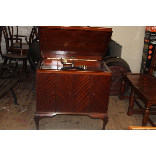A vintage Maxitone gramophone in GWO. Postage unavailable 78L x52W x82H