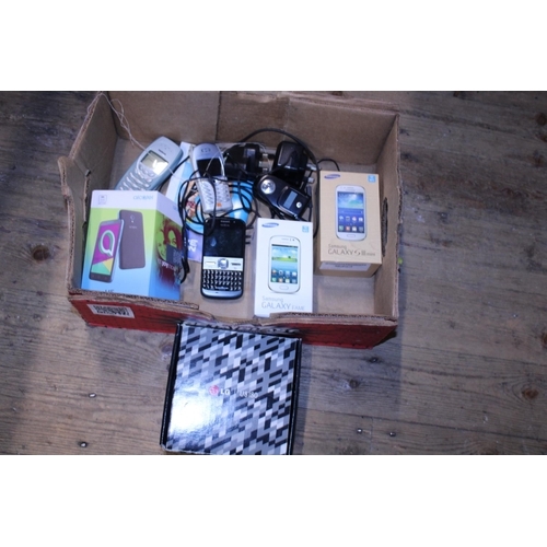 A job lot of assorted mobile phones