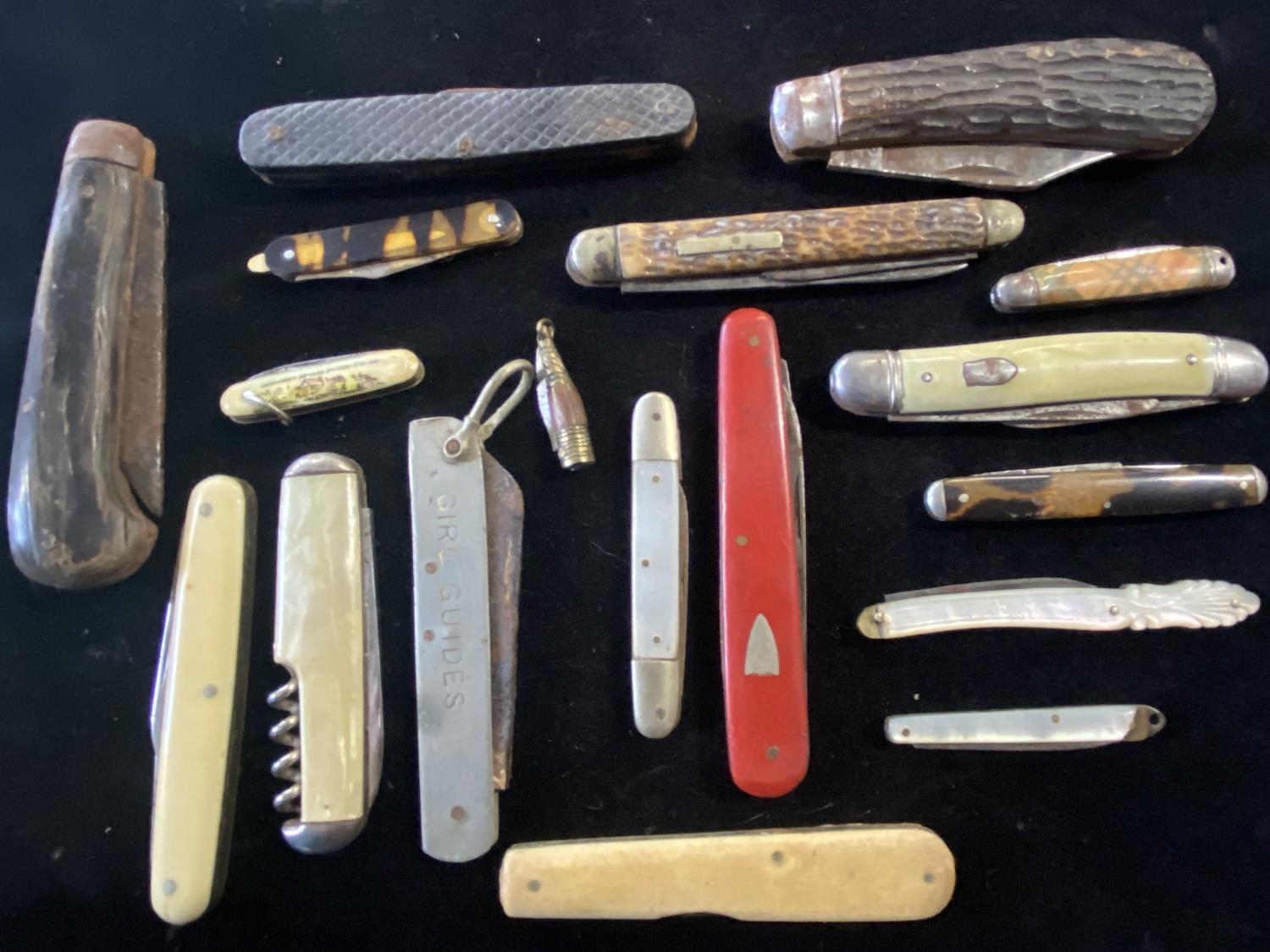 A large selection of antique and vintage pen knives