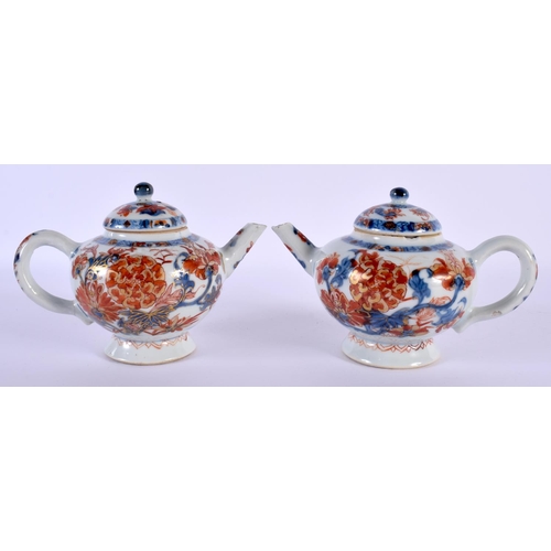 A PAIR OF 17TH/18TH CENTURY CHINESE EXPORT IMARI TEAPOTS AND COVERS ...