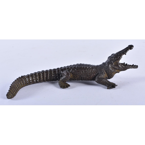 A JAPANESE CROCODILE OKIMONO. 13 cm wide.