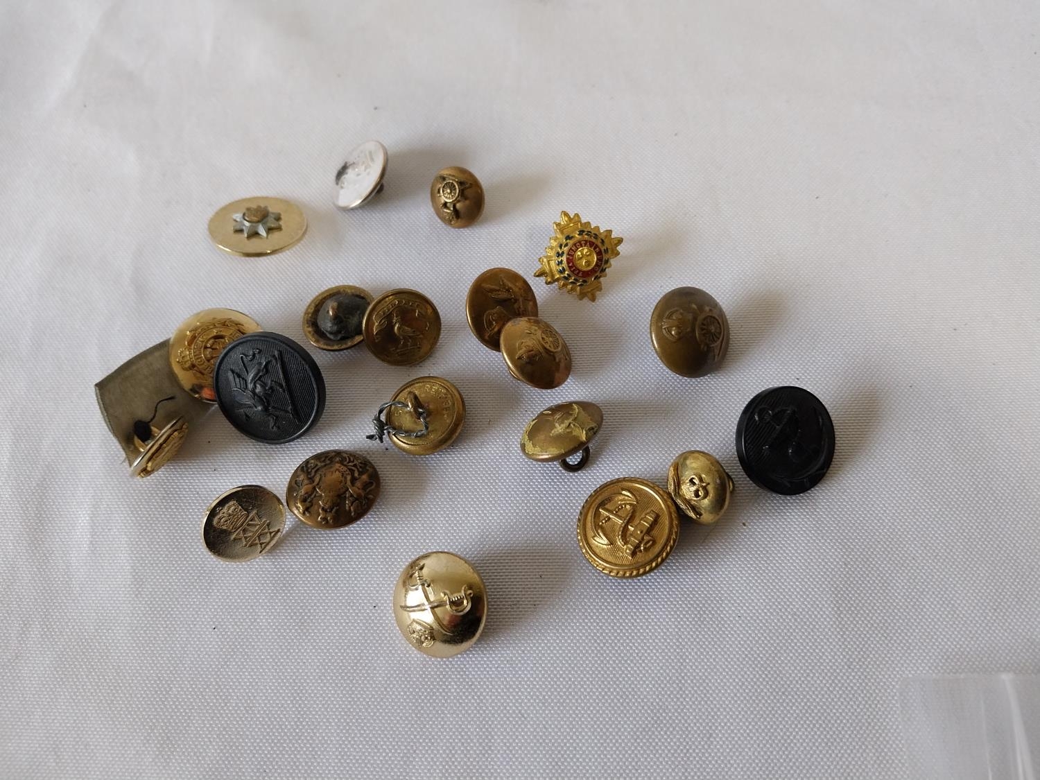 20 British military buttons