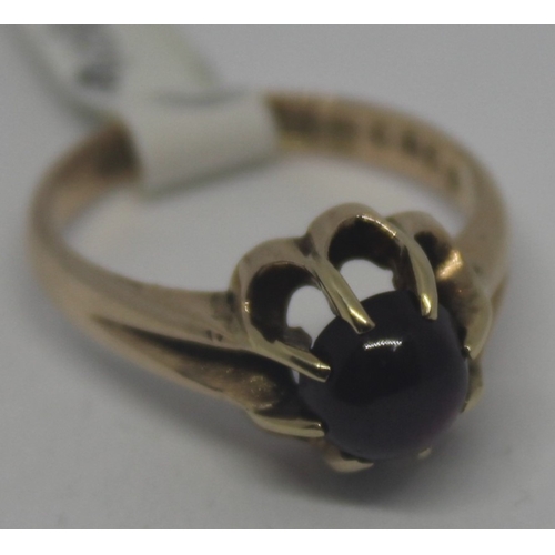 9ct GOLD SOLITAIRE CLAW SET RED STONE RING (4.1g)