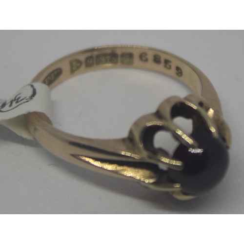 9ct GOLD SOLITAIRE CLAW SET RED STONE RING (4.1g)