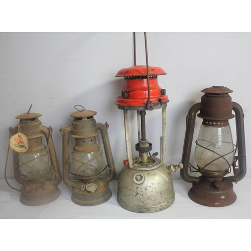 4 STORM LAMPS AND 2 SPACE RAY TORCHES