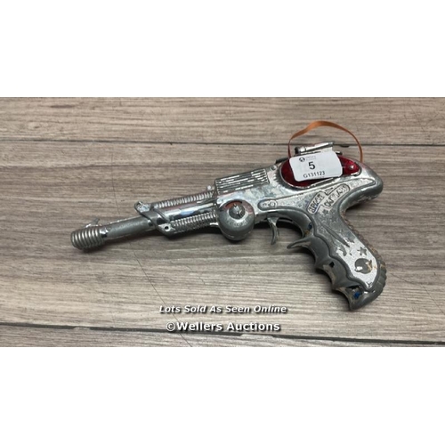 1955 BCM SPACE OUTLAW CHROMED PISTOL CAP RAY GUN / A21