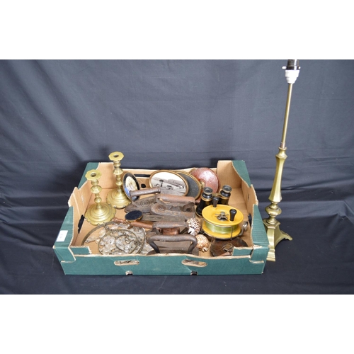 Box of sundry items to include: brass table lamp, candlesticks, flat ...