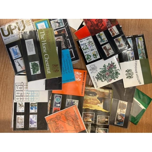 GB Presentation Packs 1964-74 range, noted 1965 Churchill, Parliament ...
