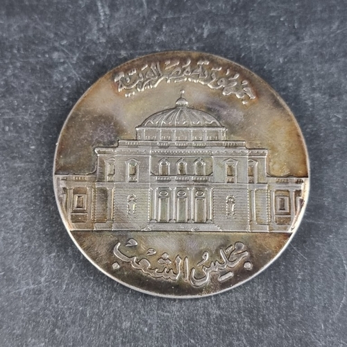 Medals: Egypt, a commemorative silver medal depicting the Pyramids of ...