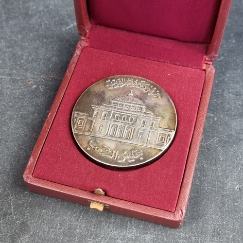 Medals: Egypt, a commemorative silver medal depicting the Pyramids of ...