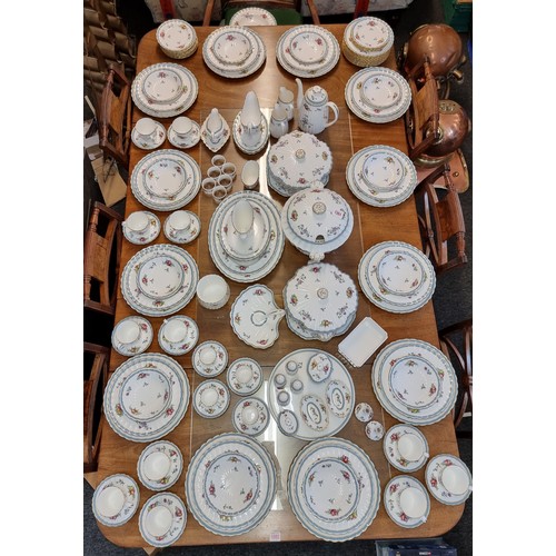 A Spode 'Trapnell Sprays' pattern extensive tea and dinner service.