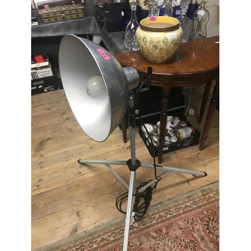 PHOTAX 13" REFLECTOR LIGHT WITH EXTENDING TRIPOD BASE