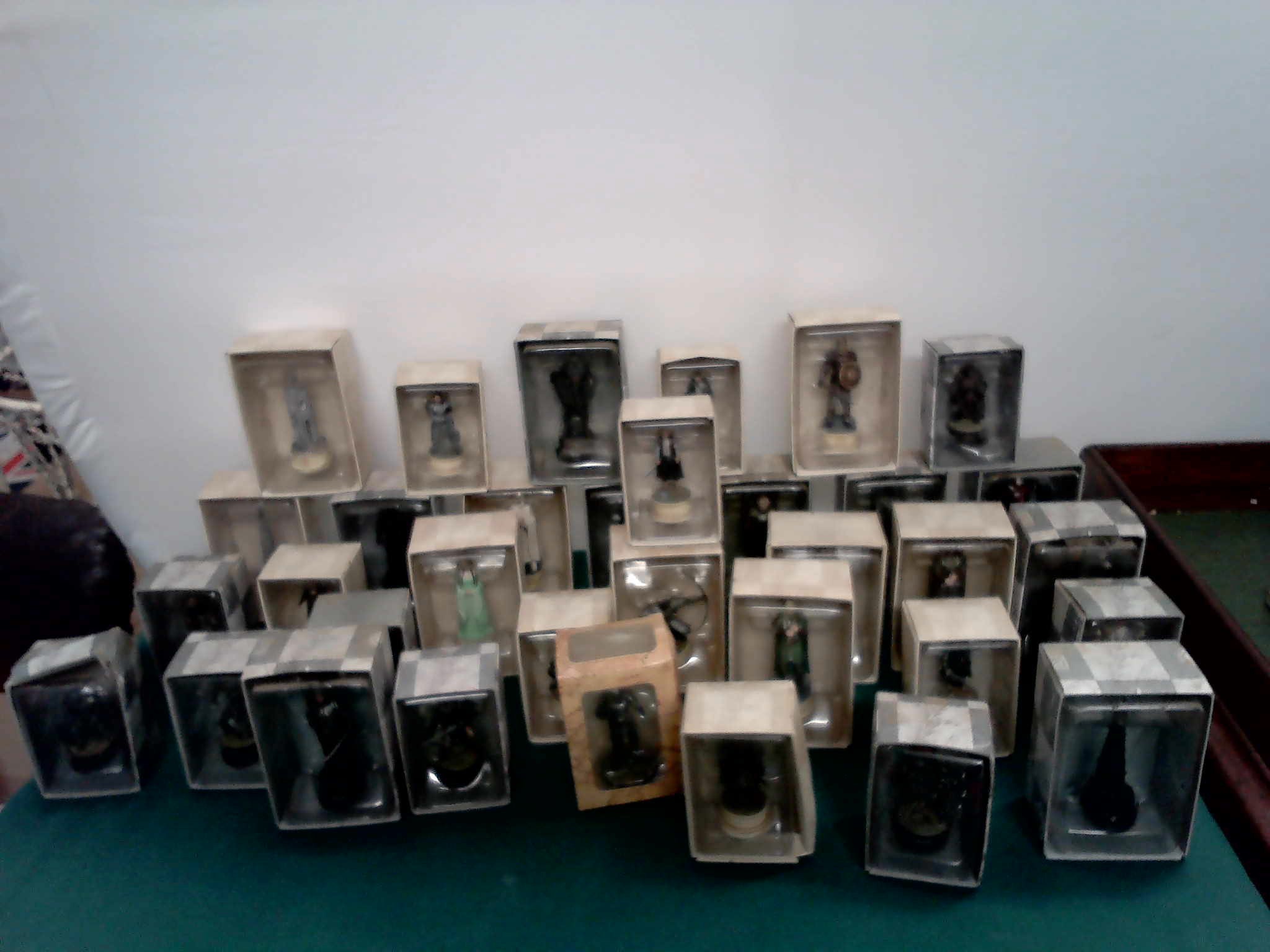QTY OF BOXED EAGLEMOSS DIECAST LORD OF THE RINGS CHESS FIGURES - 34 ...
