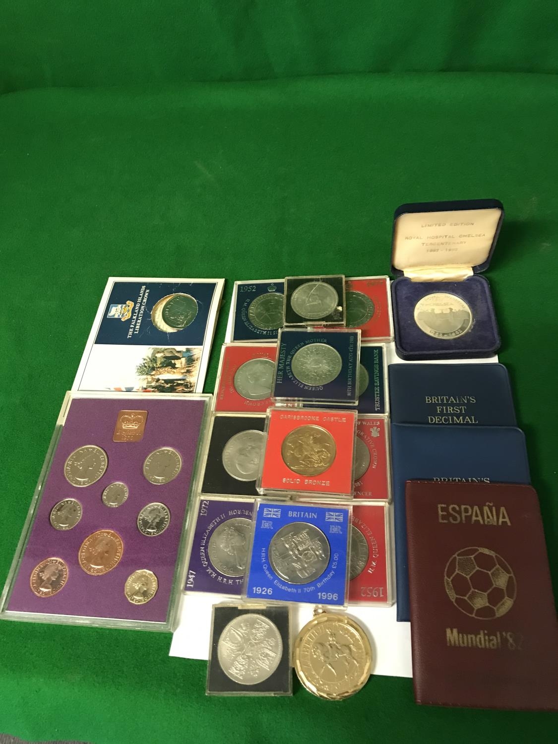 QTY OF ASSTD COINS INC THE ROYAL CHELSEA HOSPITAL COIN, MOUNTED COIN ...