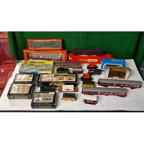 LARGE QTY OF MIXED RAILWAY ITEMS