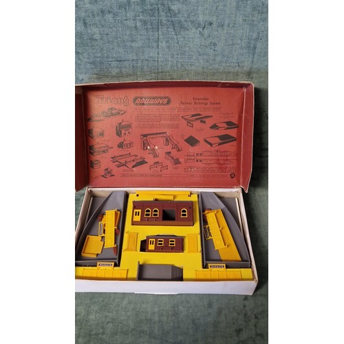 VINTAGE BOXED TRI-ANG R81 STATION SET - GREAT CONDITION