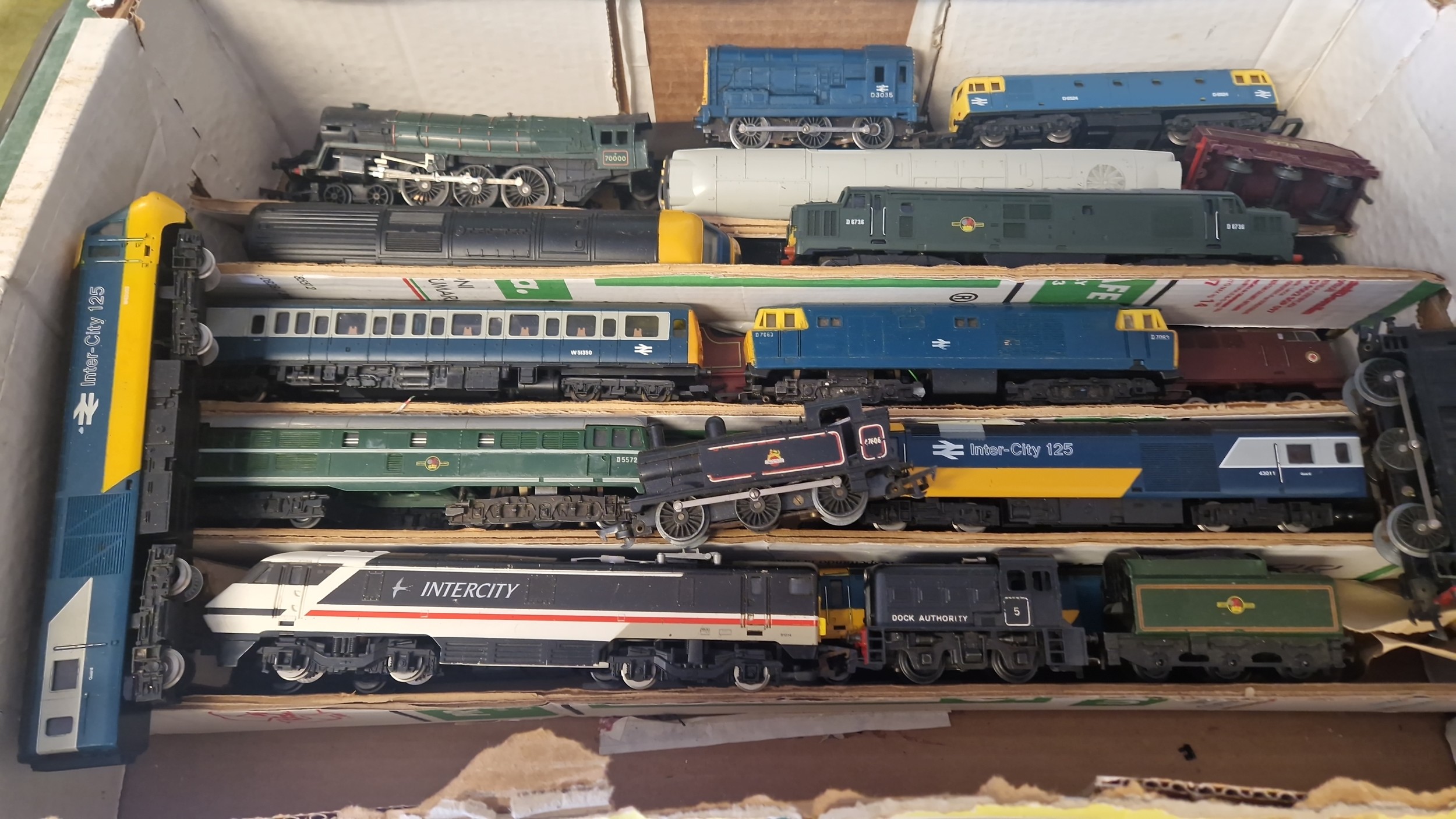 GOOD BOX OF MAINLY HORNBY & TRIANG RAILWAY ENGINES SOME WITH TENDERS ETC