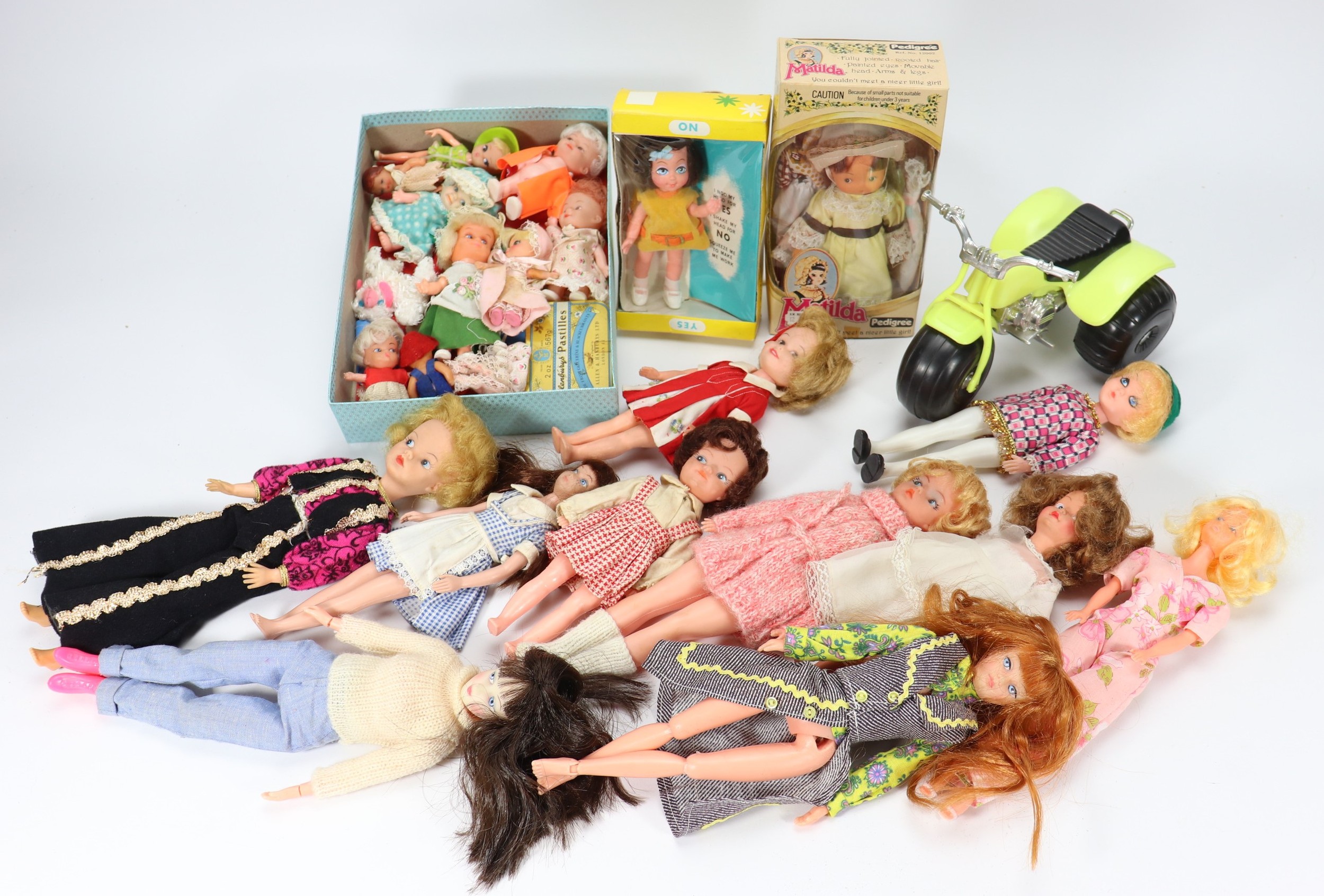 Collection of vintage Sindy, Pippa and other dolls, selection of ...