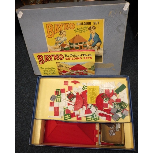 A group of lead toy figures together with a Bayko building set (2)
